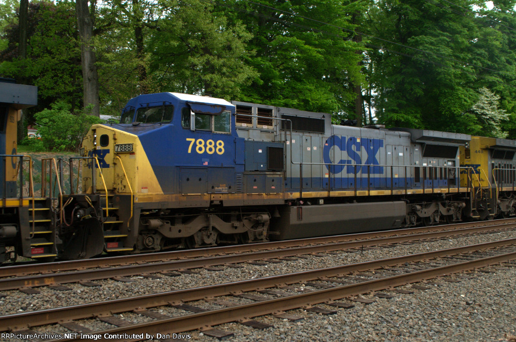 CSX C40-8W 7888 trails on Q032-13